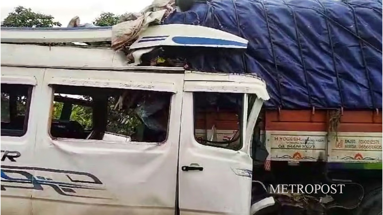 കര്‍ണാടകയില്‍ നിര്‍ത്തിയിട്ടിരുന്ന ട്രക്കില്‍ മിനി ബസിടിച്ച് 13 പേര്‍ മരിച്ചു ; നാല് പേര് ...